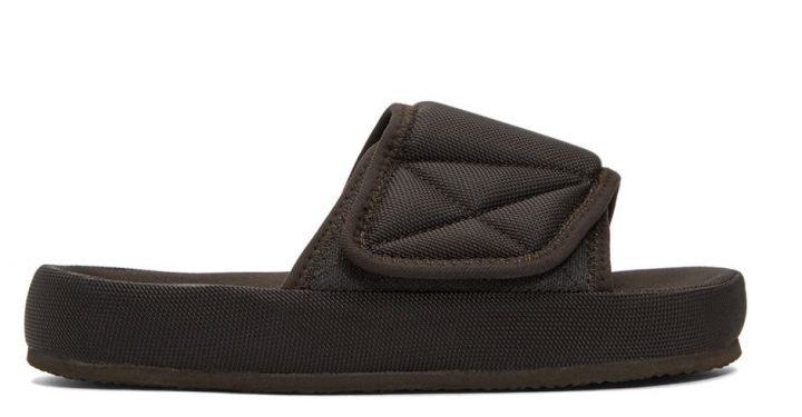 Ya puedes llevar las chanclas YEEZY de Kanye West en tus pies El Zocco