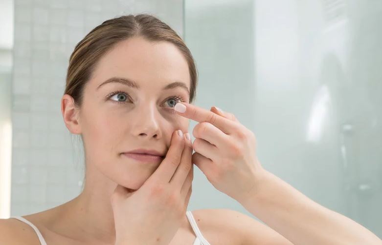 Científicos desarrollan lentillas que se activan parpadeando dos veces